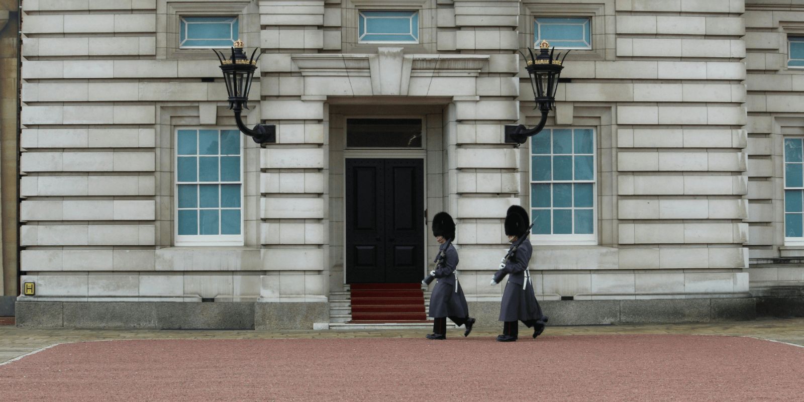 Changing of the Guards London: Times, Locations & Hotels