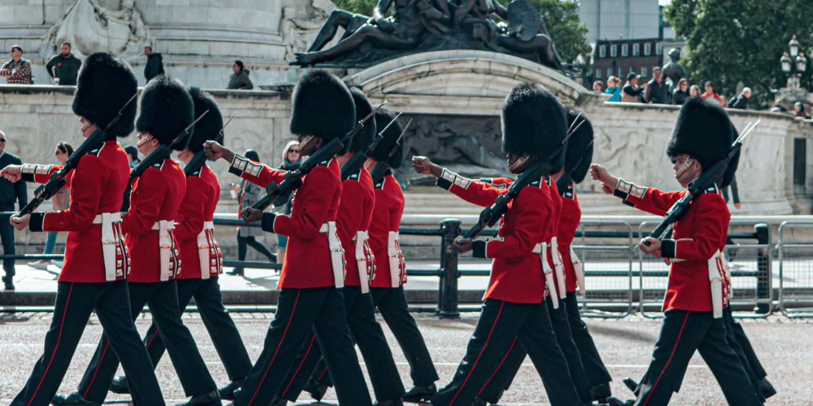 Changing of the Guards London: Times, Locations & Hotels